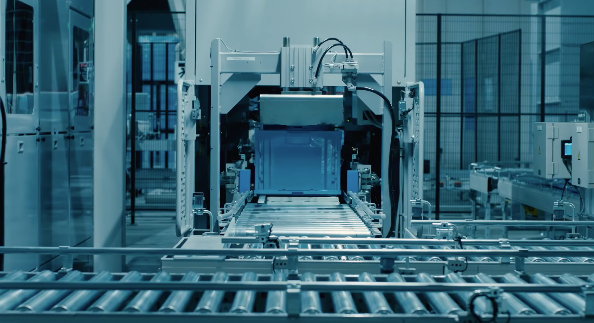 LSN : News : Uniqlo replaces warehouse staff with robots